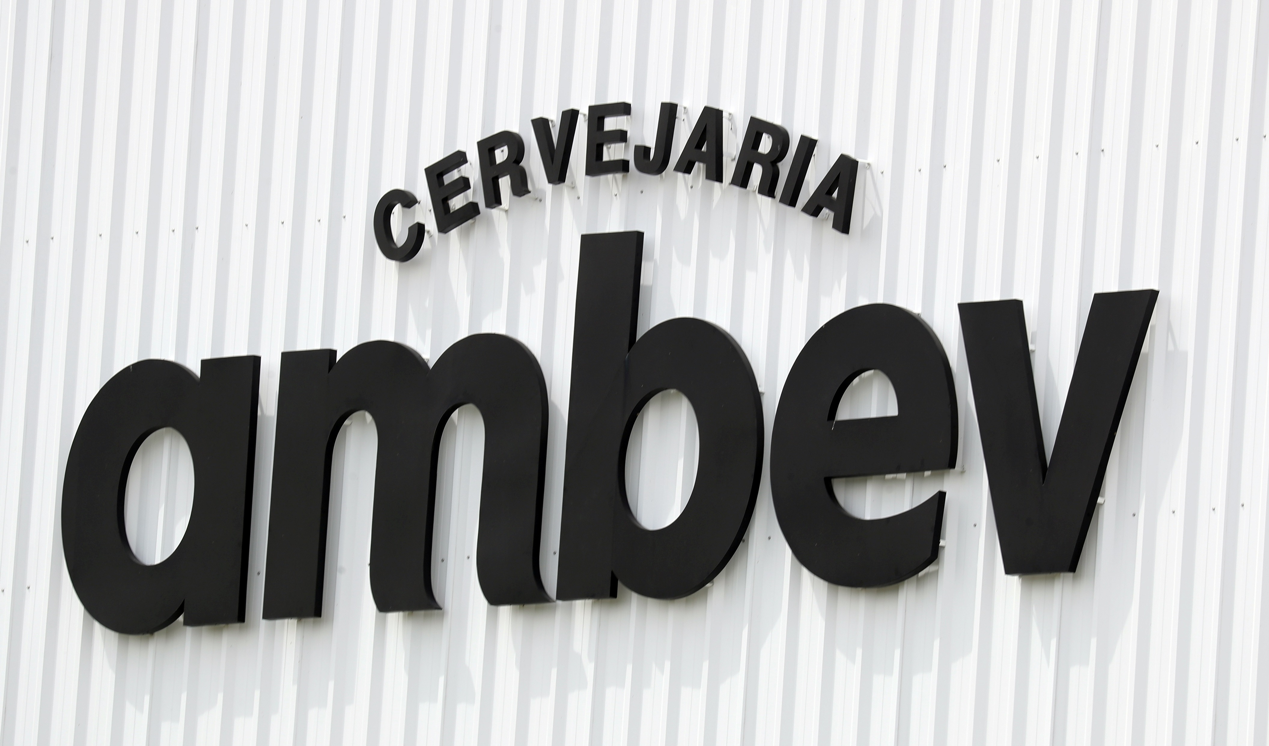 Cerveja choca: Ambev vê lucro desabar e impacto da pandemia ainda é ...