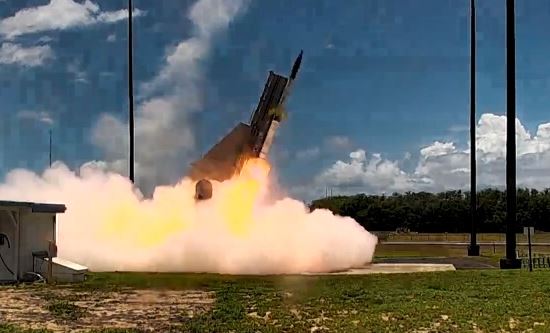 Exército dos EUA intercepta míssil balístico intercontinental em ...
