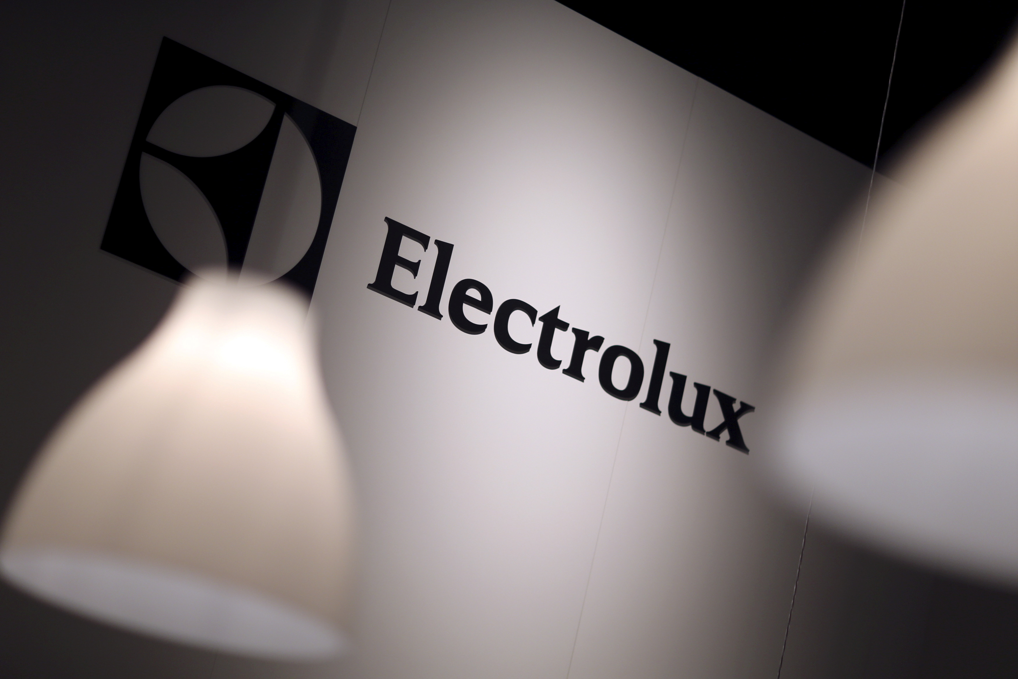 Electrolux divulga lucro abaixo do esperado em meio a incertezas ...