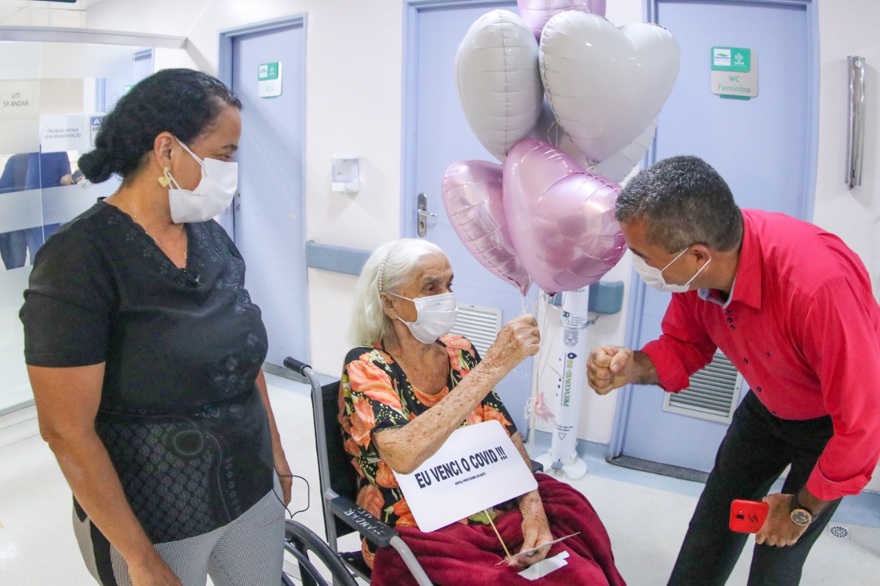 Idosa de 92 anos recebe alta depois de 7 dias internada na UTI por Covid-19 | CNN Brasil