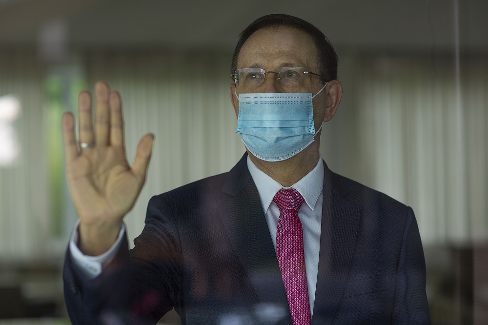 Após polêmica sobre dados da Covid-19, Carlos Wizard deixa o Ministério ...