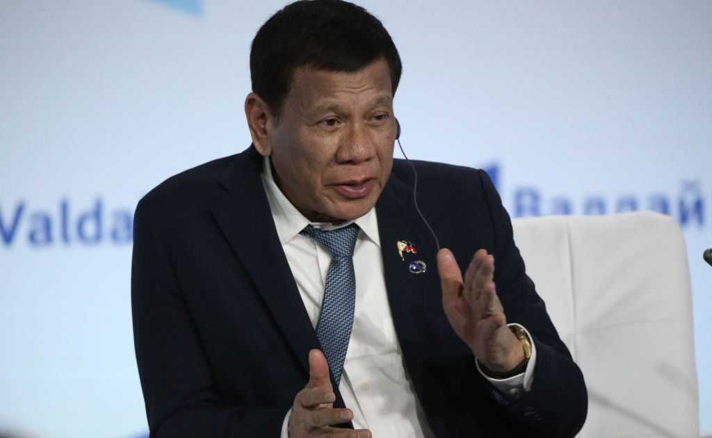 Filipinas: Duterte é forçado a embarcar em avião para Haia após prisão ...
