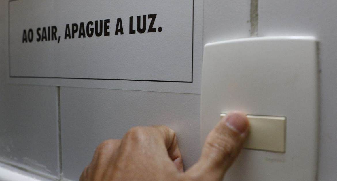 Setor elétrico lança campanha contra o desperdício de energia | CNN Brasil