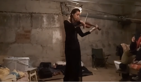 “Toco para distrair as pessoas do barulho das bombas”, diz violinista ...