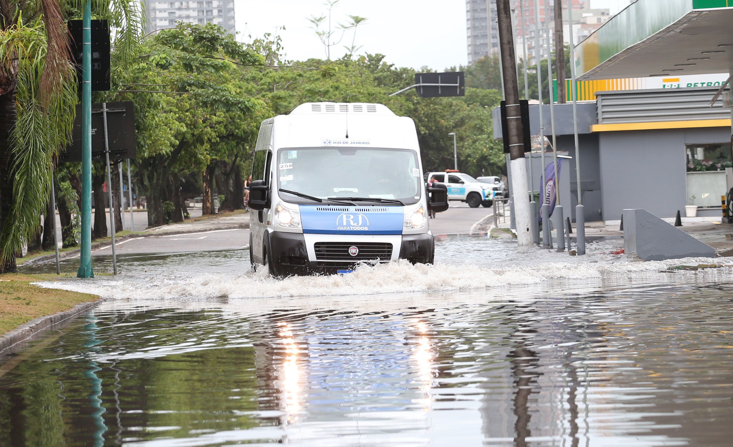 Cidade do Rio de Janeiro tem recorde histórico de chuva no mês de ...