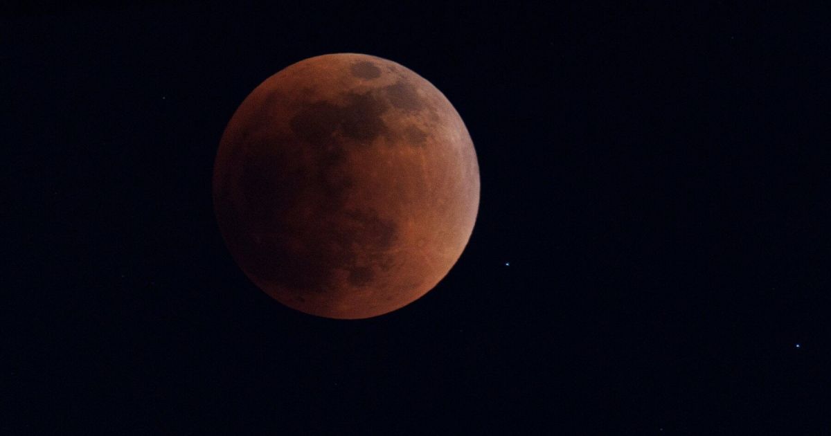 Eclipse total da Lua ocorre nesta madrugada; saiba tudo sobre | CNN Brasil