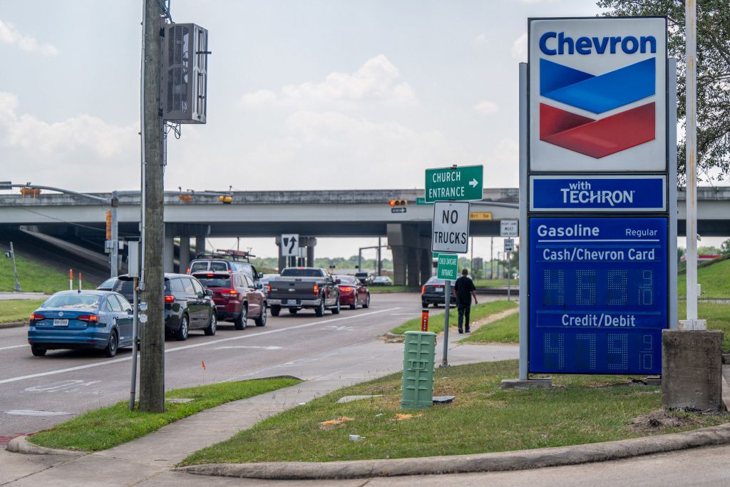 Chevron tem queda de lucro no 2º tri com margens de refino fracas | CNN ...