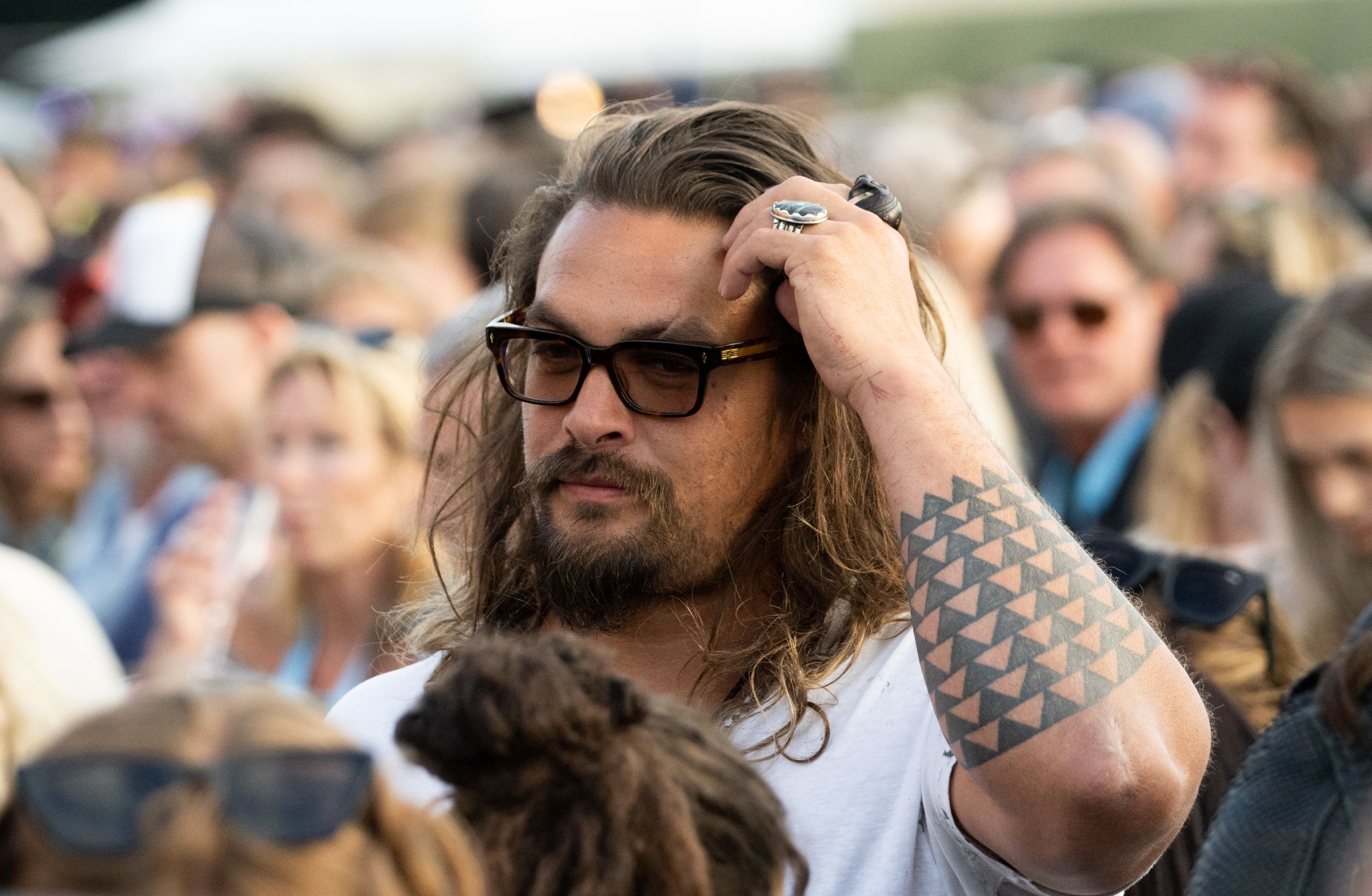 Ator Jason Momoa se envolve em acidente com motociclista | CNN Brasil