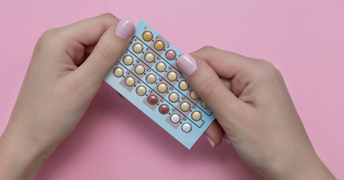 Ficar sem menstruar com a pílula é seguro? Veja mitos sobre uso ...