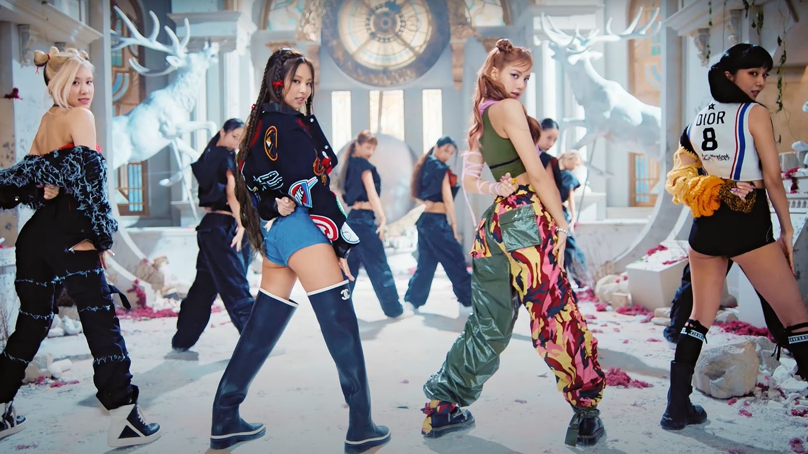 Blackpink retorna com clipe grandioso de "Pink Venom"; veja recordes do grupo | CNN Brasil