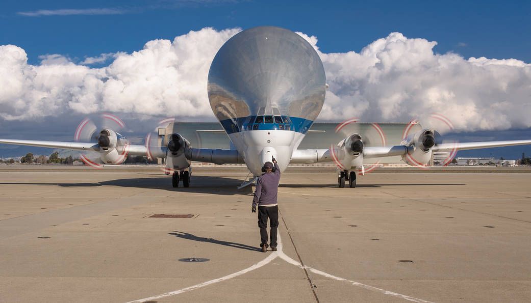 Conheça o Super Guppy, avião de carga gigante da Nasa | CNN Brasil
