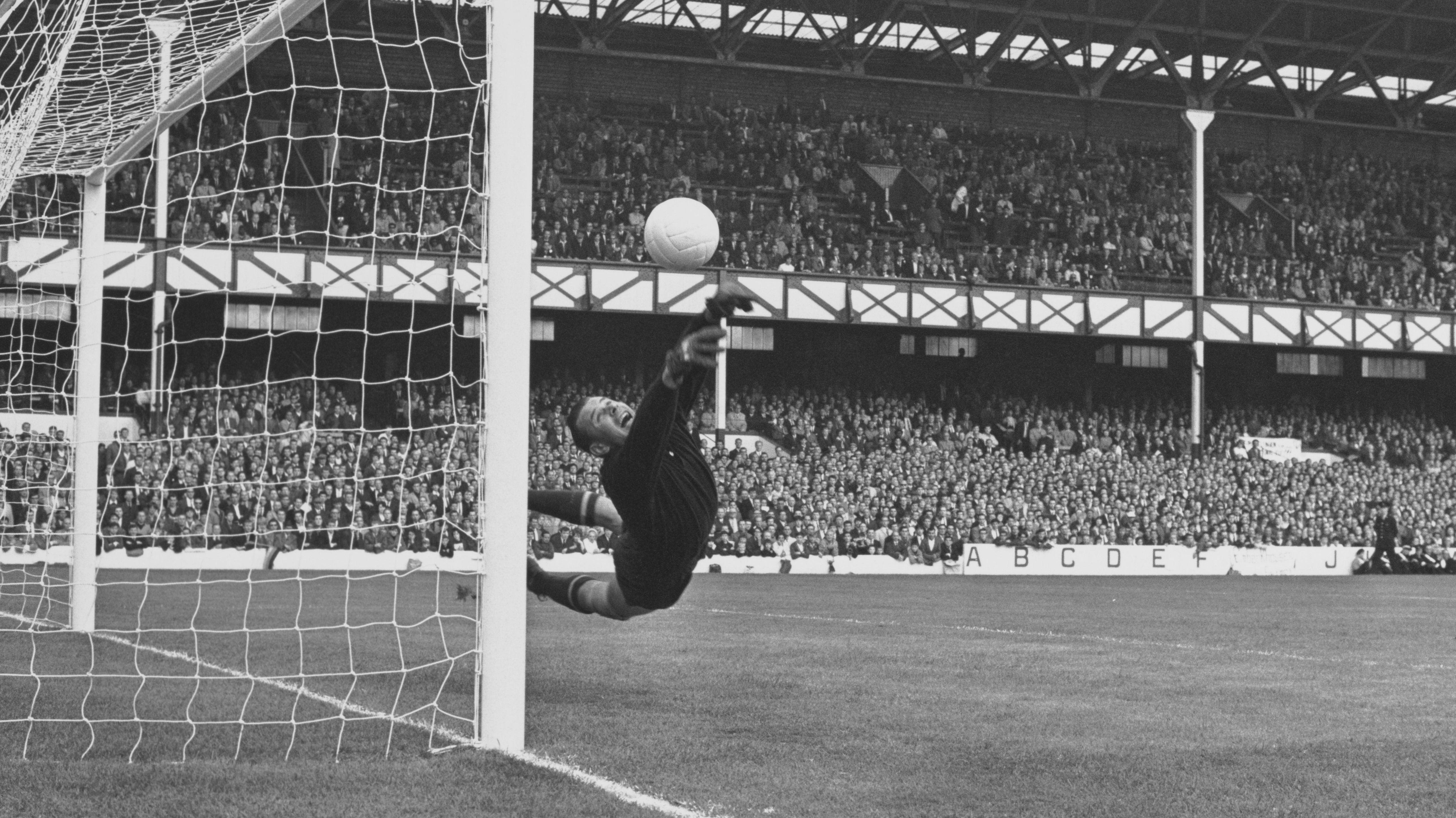 Quem foi Yashin, jogador que dá nome ao prêmio de melhor goleiro do ano | CNN Brasil