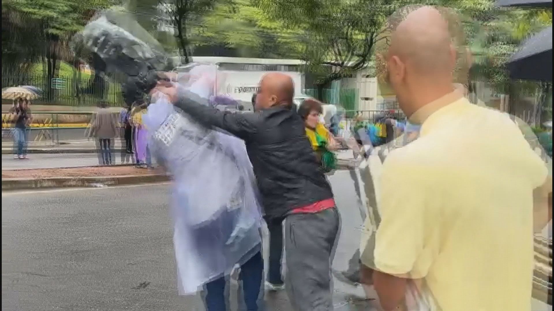 Acampamento bolsonarista é desmontado em BH; jornalista é agredido ...