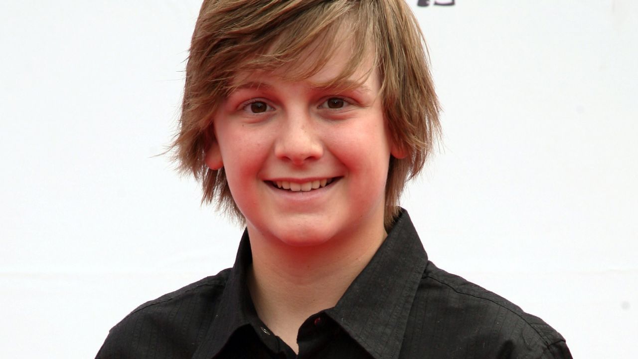 Austin Majors, ator de "How I Met Your Mother", morre aos 27 anos nos ...