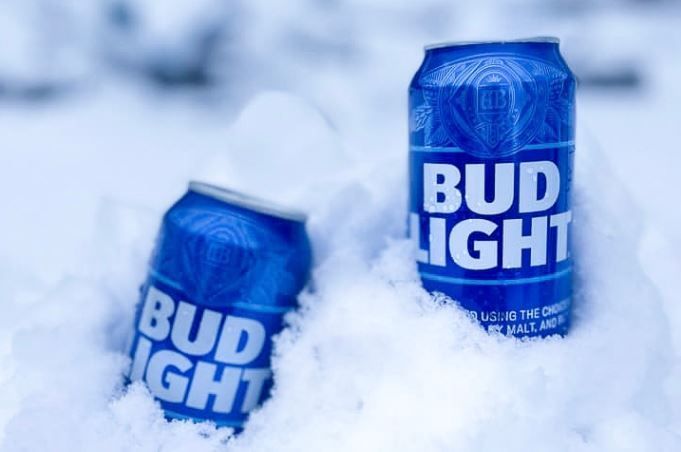 Vendas da Bud Light caem após campanha com influenciadora transgênero nos EUA | CNN Brasil