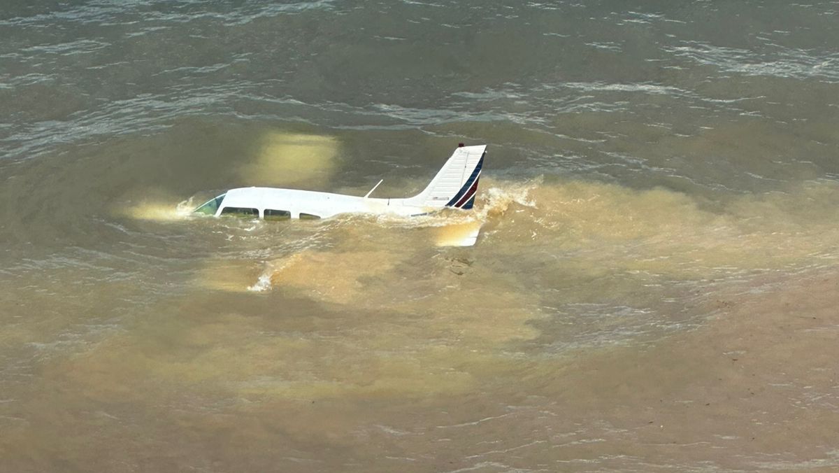 Avião de pequeno porte sofre pane no ar e faz pouso forçado no mar no ...