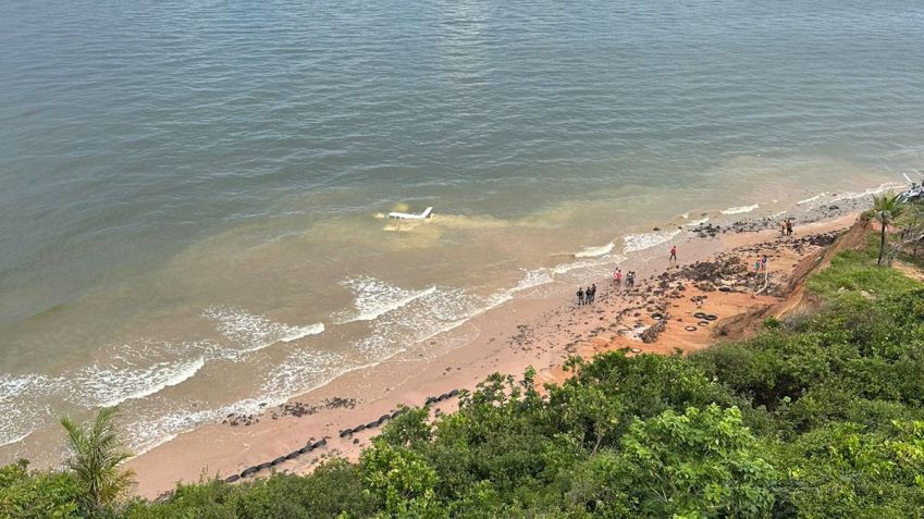 Avião de pequeno porte sofre pane no ar e faz pouso forçado no mar no ...