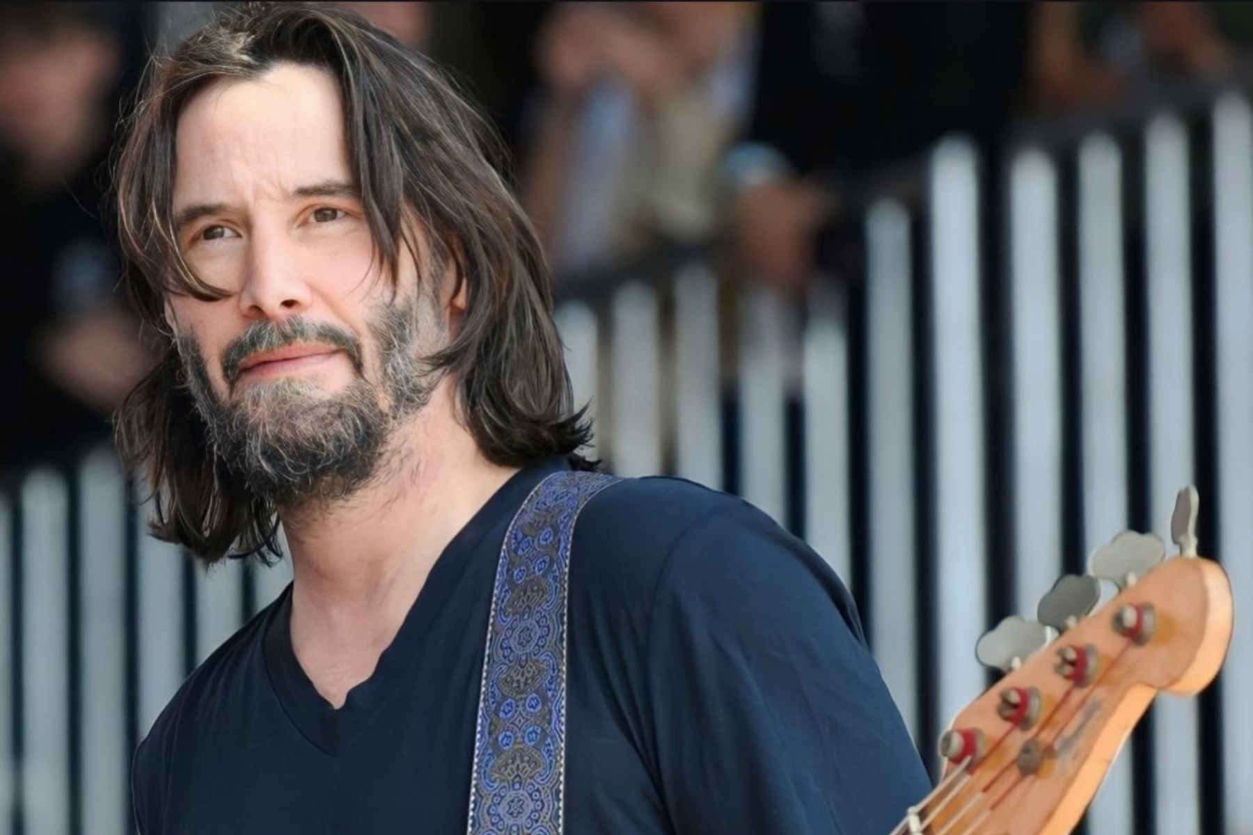 Keanu Reeves retoma banda Dogstar após 21 anos; veja vídeos | CNN Brasil