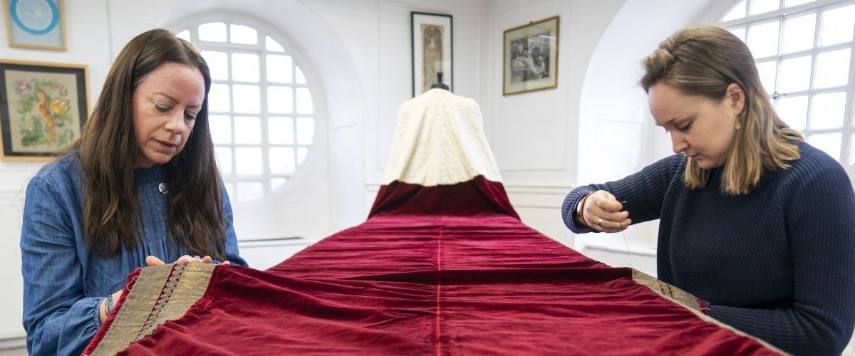 Rei Charles III vestirá mantos vermelho e roxo na coroação, usados por ...