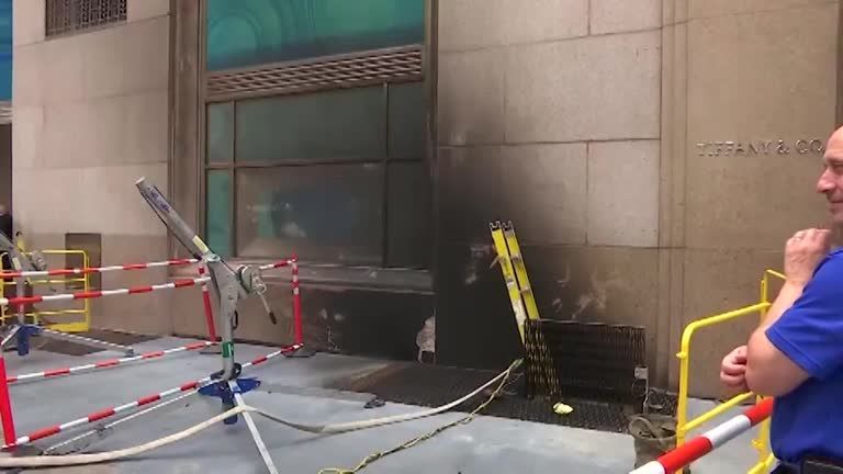 Incêndio atinge icônica loja da Tiffany em Nova York | CNN Brasil