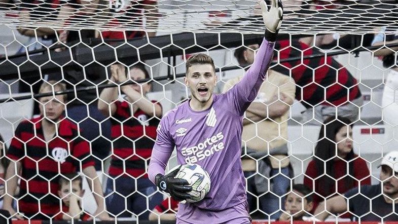 Bento, goleiro do Athletico-PR, faz reclamação inusitada nas redes ...