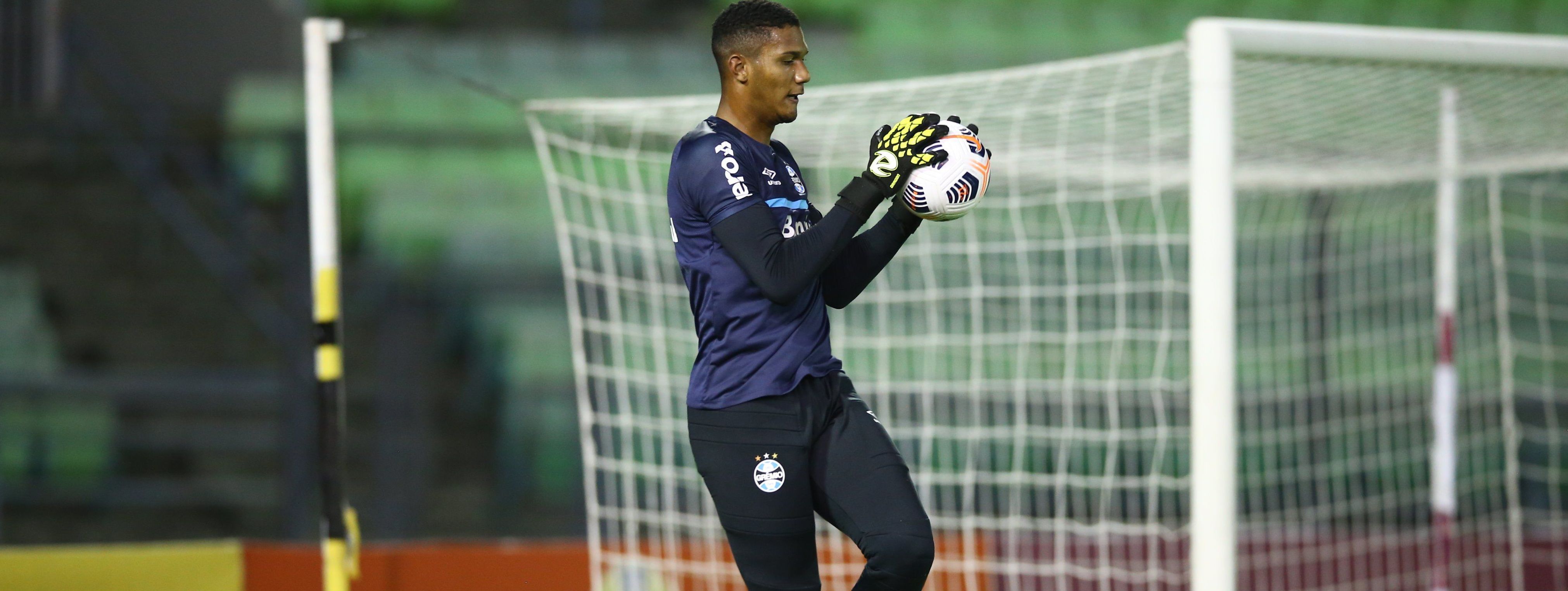 Grêmio: goleiro Adriel volta a chegar atrasado e repete ato de indisciplina | CNN Brasil