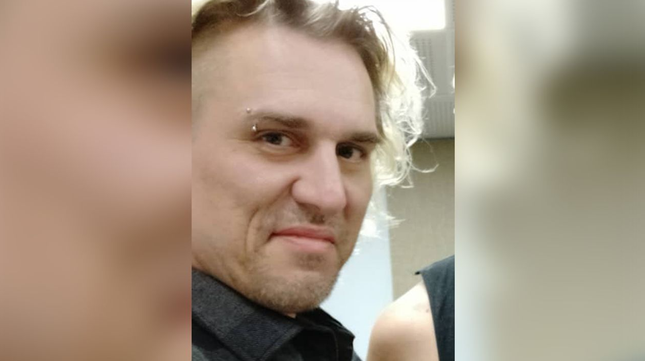 Americano empresário de banda de rock é detido por porte de drogas em ...