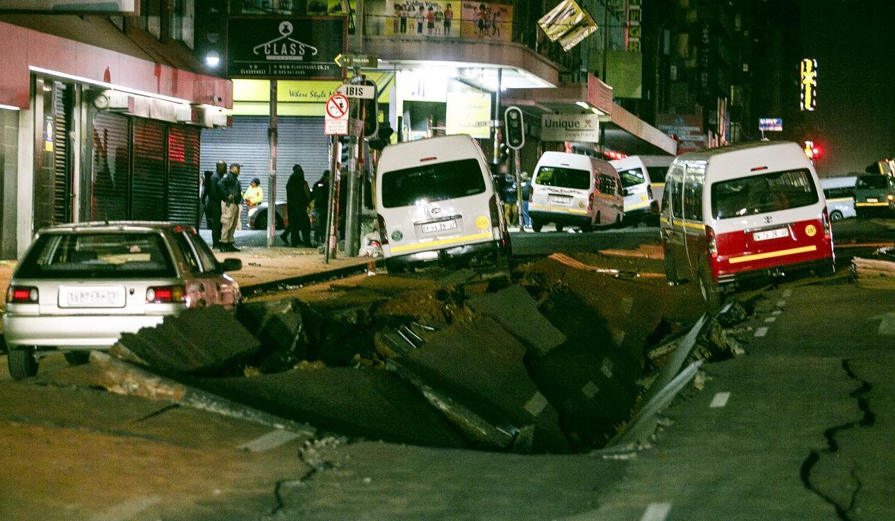 Carros voam após explosão em rua movimentada na África do Sul; veja ...