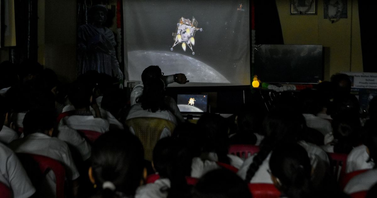 Veja fotos da Lua feitas por espaçonave da Índia que pousou nesta ...
