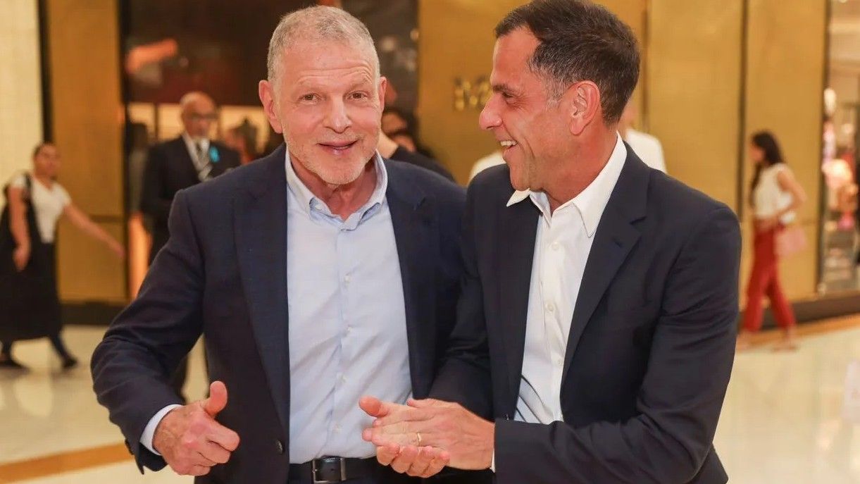 Fundador da Arezzo lança biografia em evento lotado em SP | CNN Brasil