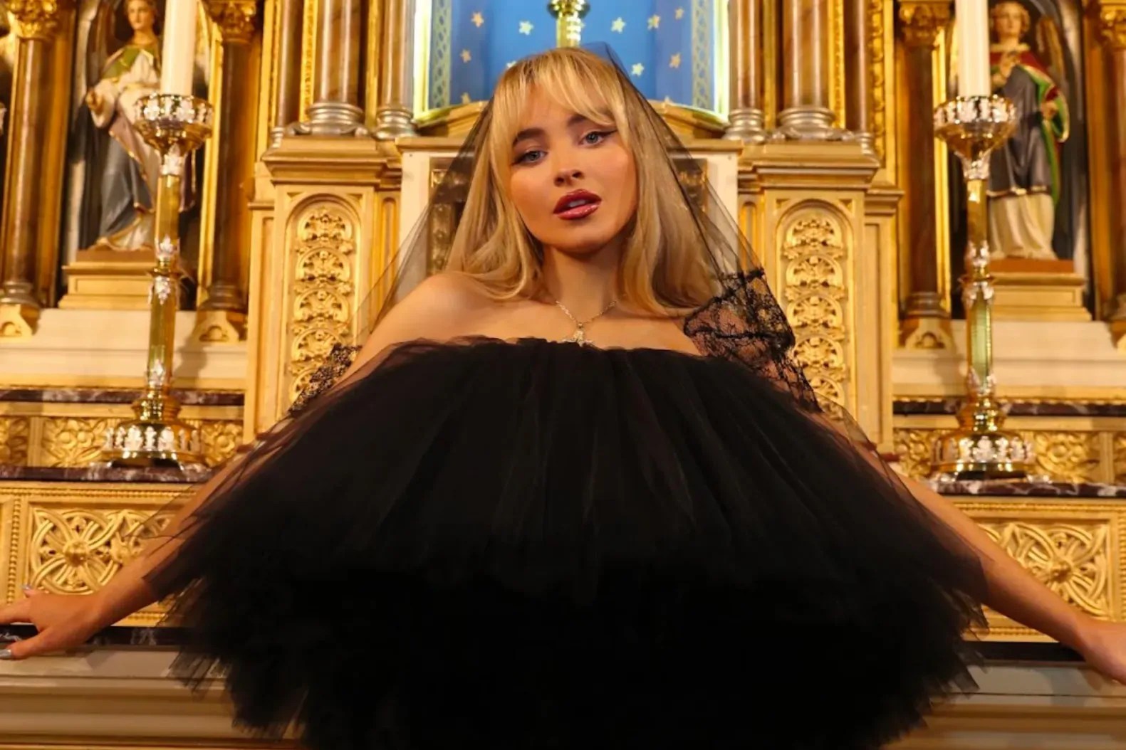 "Jesus era carpinteiro", diz Sabrina Carpenter sobre polêmico clipe em igreja | CNN Brasil
