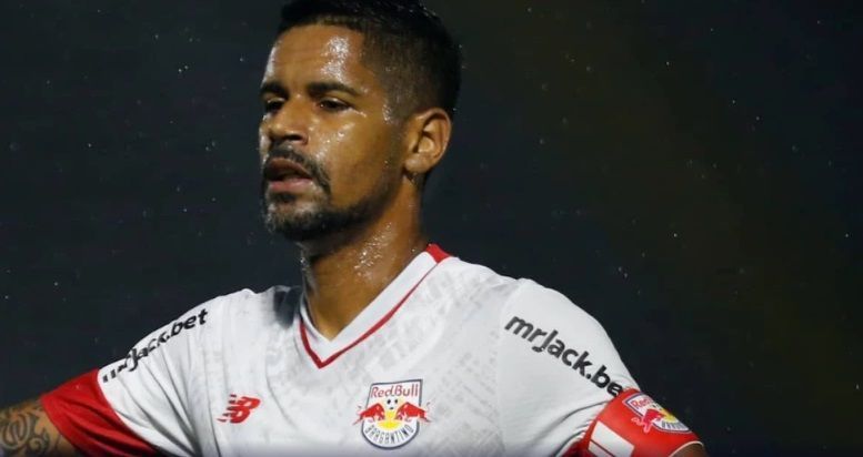 Santos anuncia a contratação do lateral-direito Aderlan | CNN Brasil