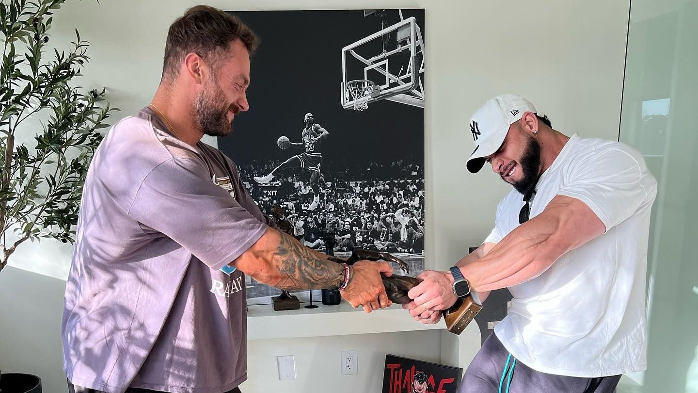 Cbum chama Ramon Dino de "júnior" e brinca: "Nunca vai ganhar de mim ...