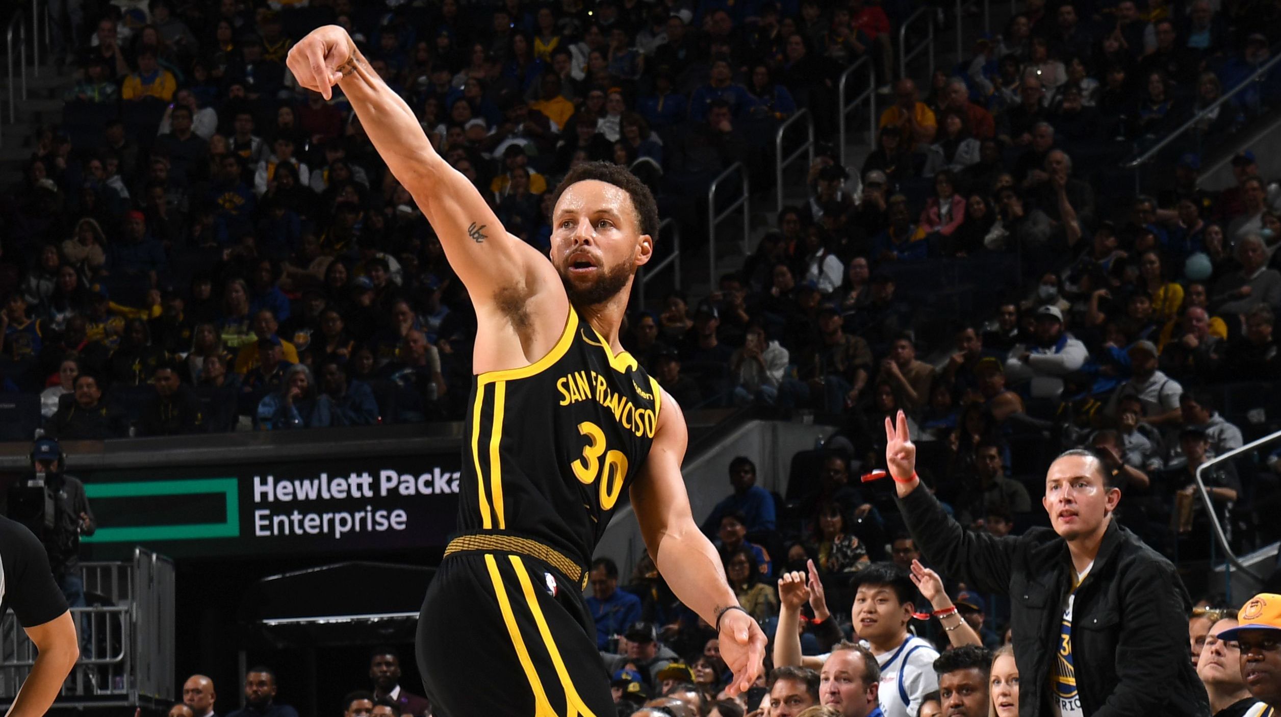 NBA: Steph Curry atinge marca histórica de cestas de 3 pontos; veja ...