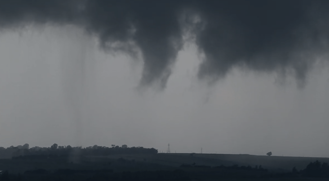 Vídeo: morador flagra formação de tornado no interior do Paraná | CNN ...