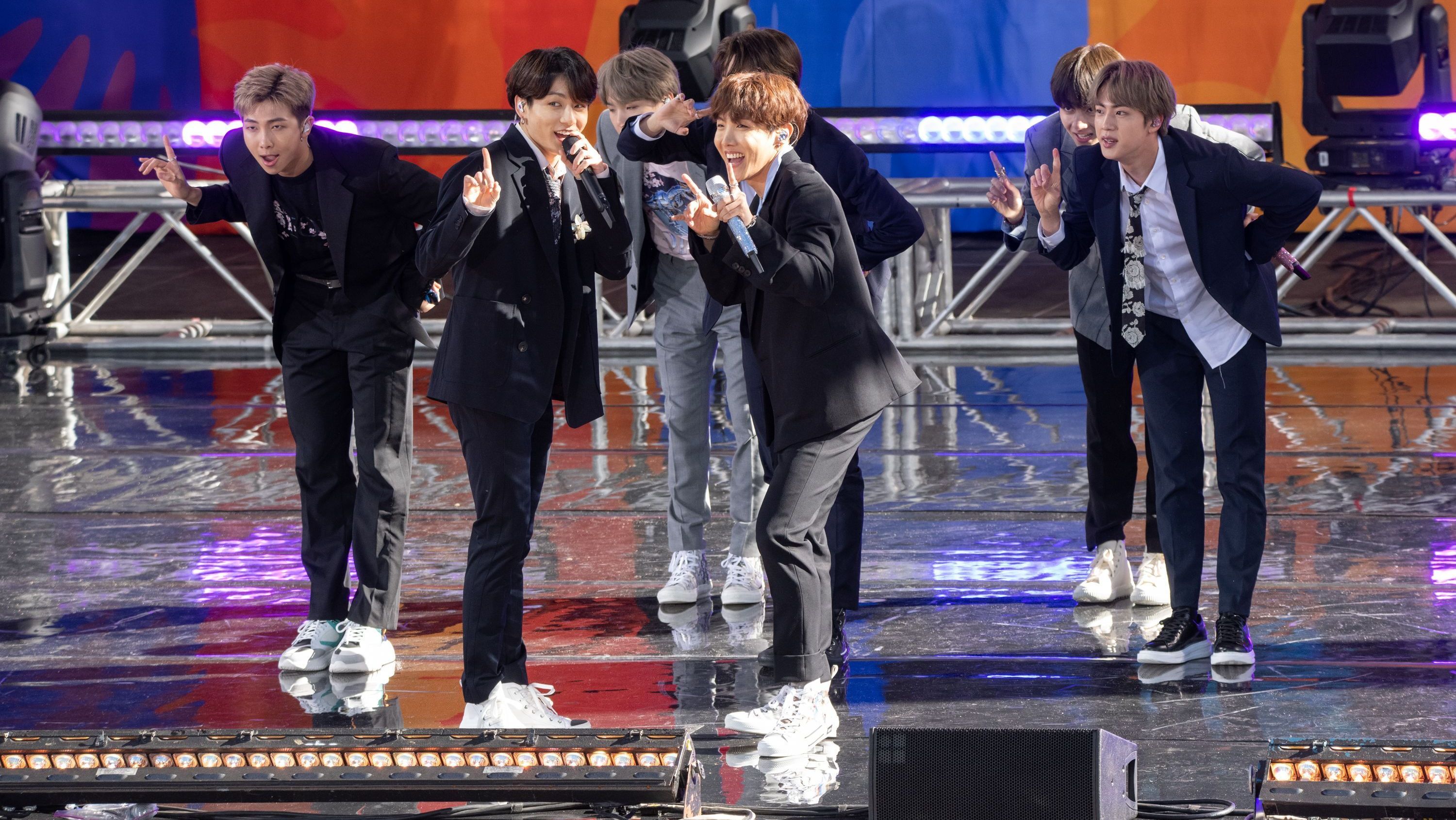 Brasileira viraliza por registrar filho com nome parecido ao de cantor do BTS | CNN Brasil