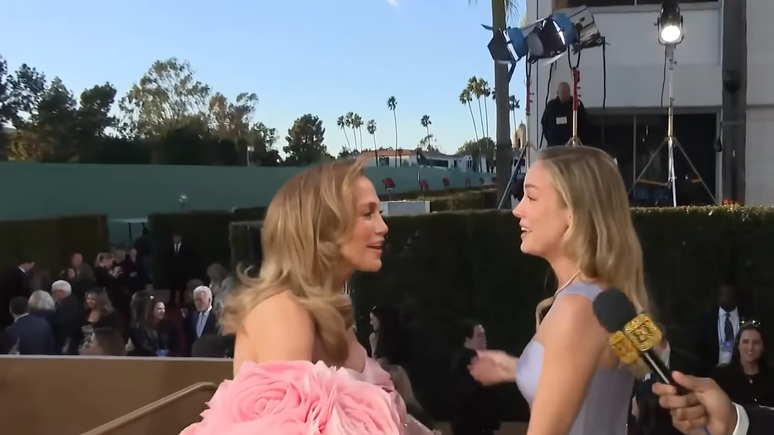 Brie Larson chora ao encontrar Jennifer Lopez no Globo de Ouro | CNN Brasil