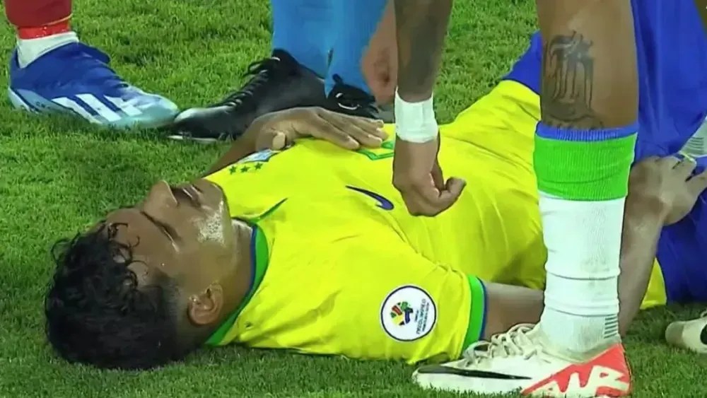 Kaiki, lateral do Cruzeiro, deixa jogo da Seleção Brasileira de maca ...