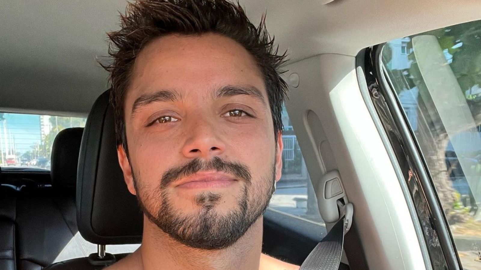 Rodrigo Simas relembra receio com carreira após assumir bissexualidade ...