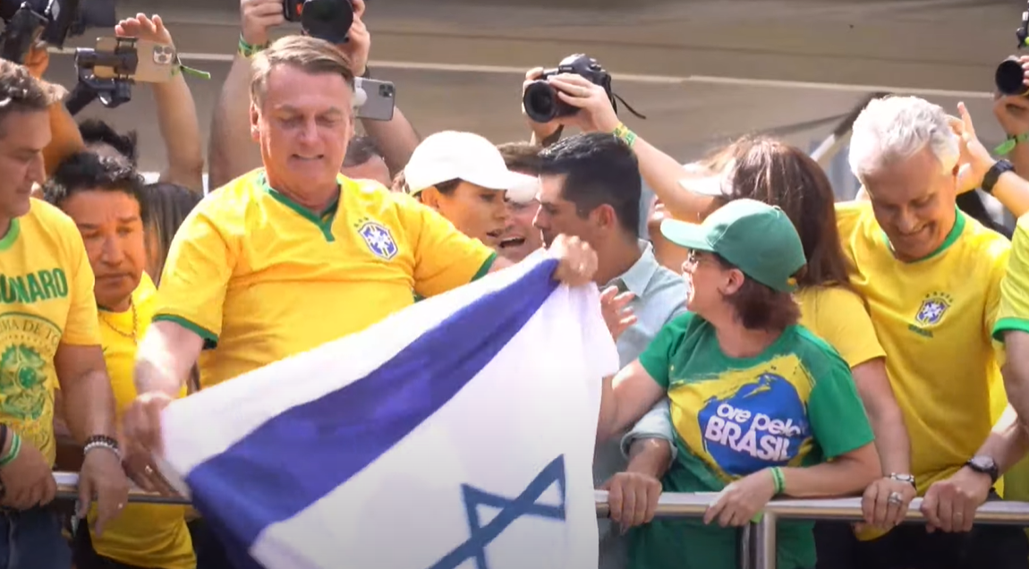 Em ato na Paulista, Bolsonaro sobe em trio exibindo bandeira de Israel ...