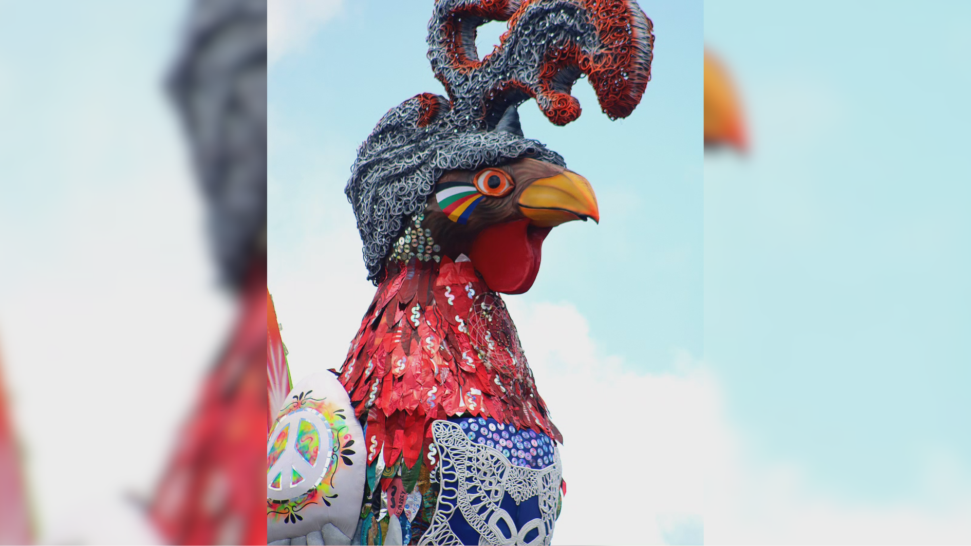 Estátua gigante do Galo da Madrugada é erguida no Recife; veja | CNN Brasil