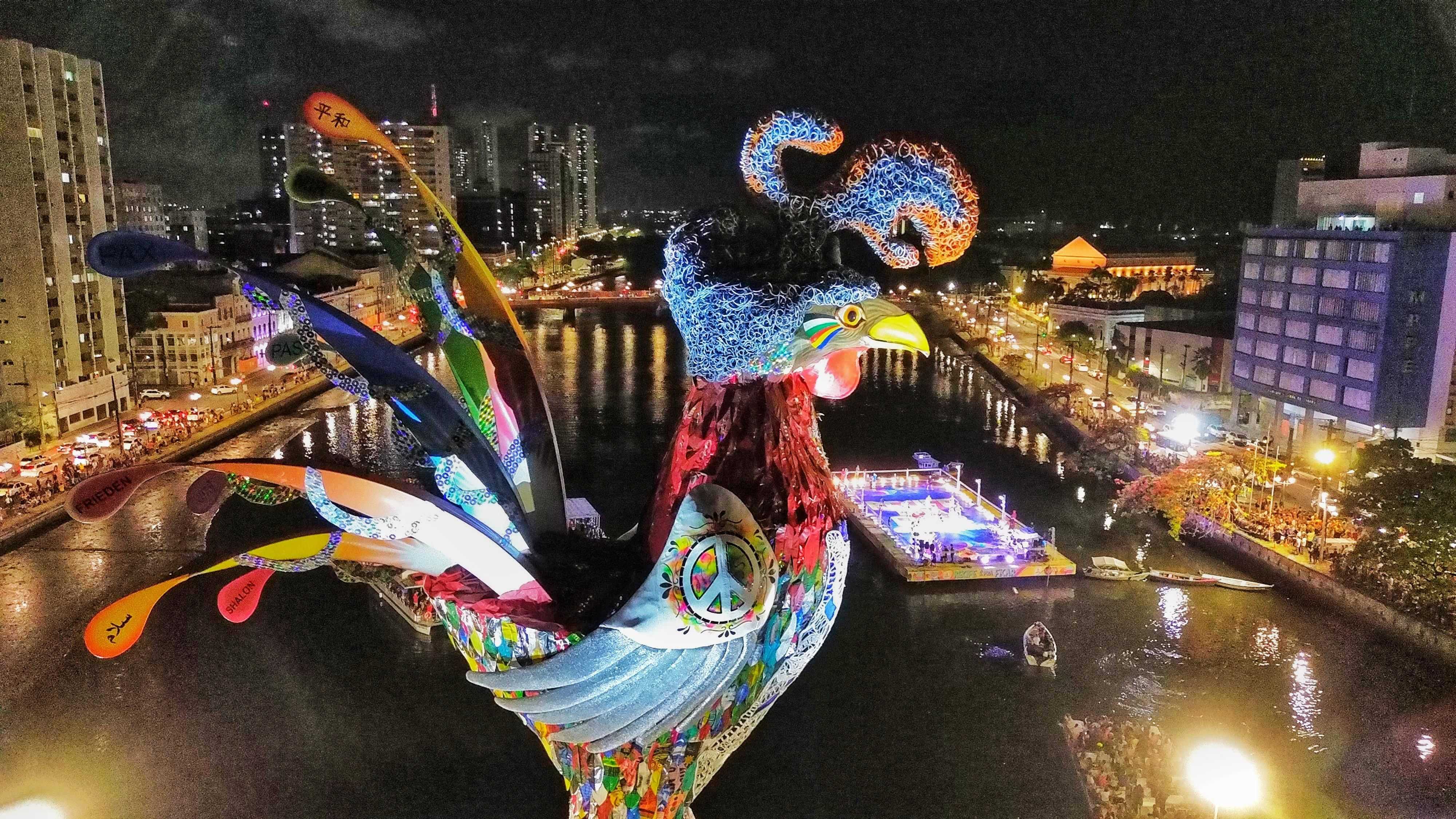 Estátua gigante do Galo da Madrugada é erguida no Recife; veja | CNN Brasil