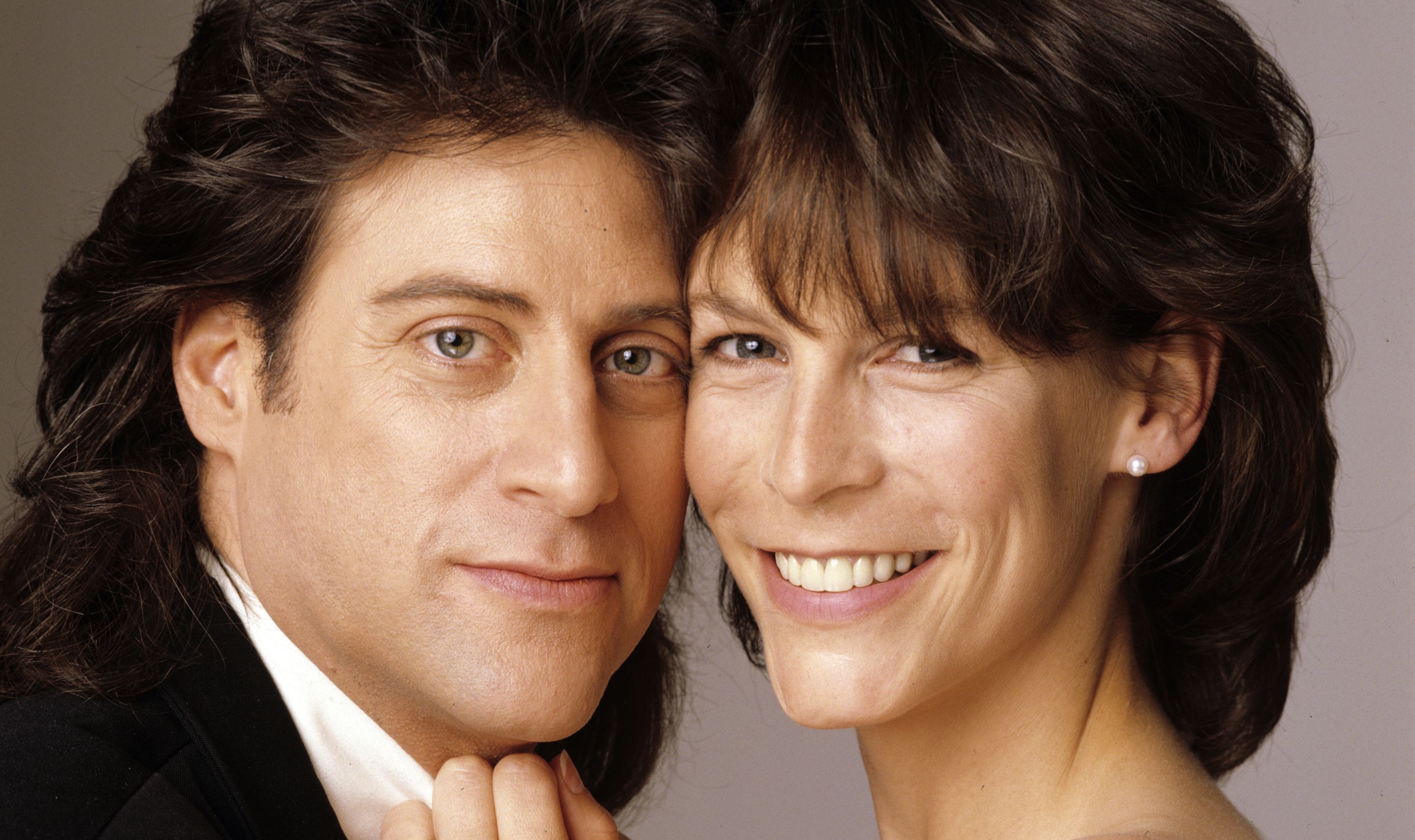 Jamie Lee Curtis diz que Richard Lewis foi responsável por ter largado ...