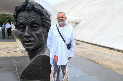 Reinaldo Lourenço recebe famosos em desfile de 40 anos da marca | CNN ...