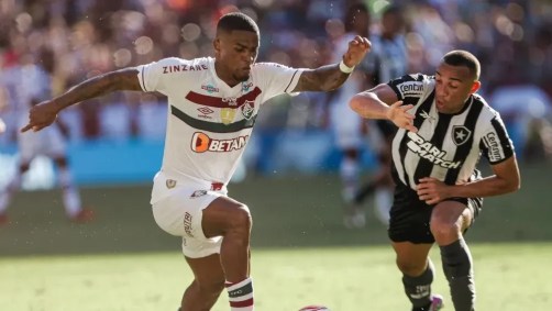 Douglas Costa rescinde e não é mais jogador do Fluminense | CNN Brasil