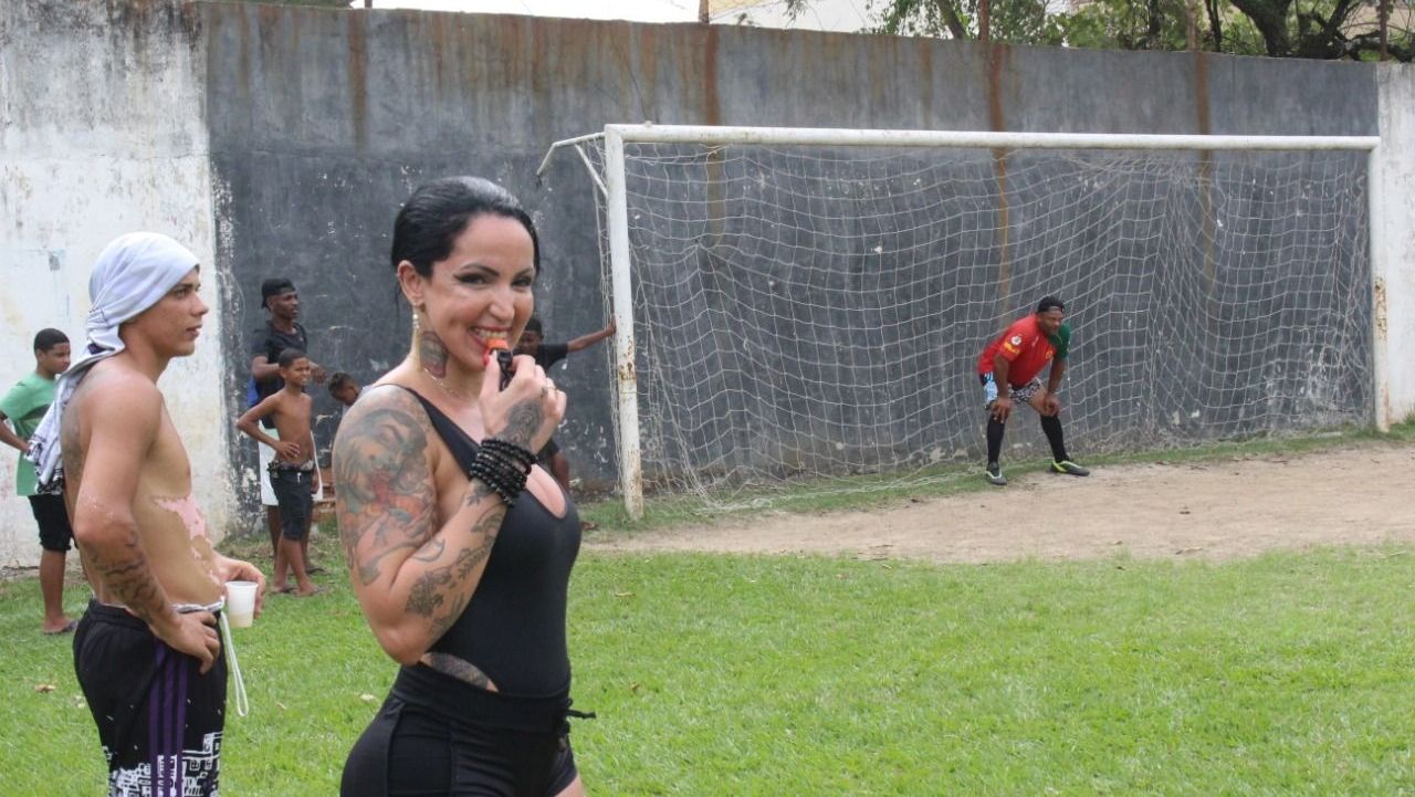 Atriz troca filmes adultos por sonho no futebol como árbitra; entenda ...