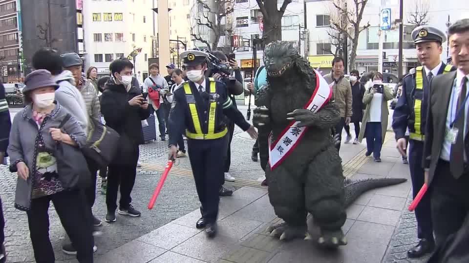 Godzilla vira chefe da polícia de Tóquio por um dia; veja | CNN Brasil