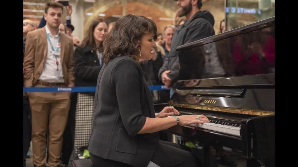 Norah Jones faz apresentação surpresa e toca piano em estação de ...