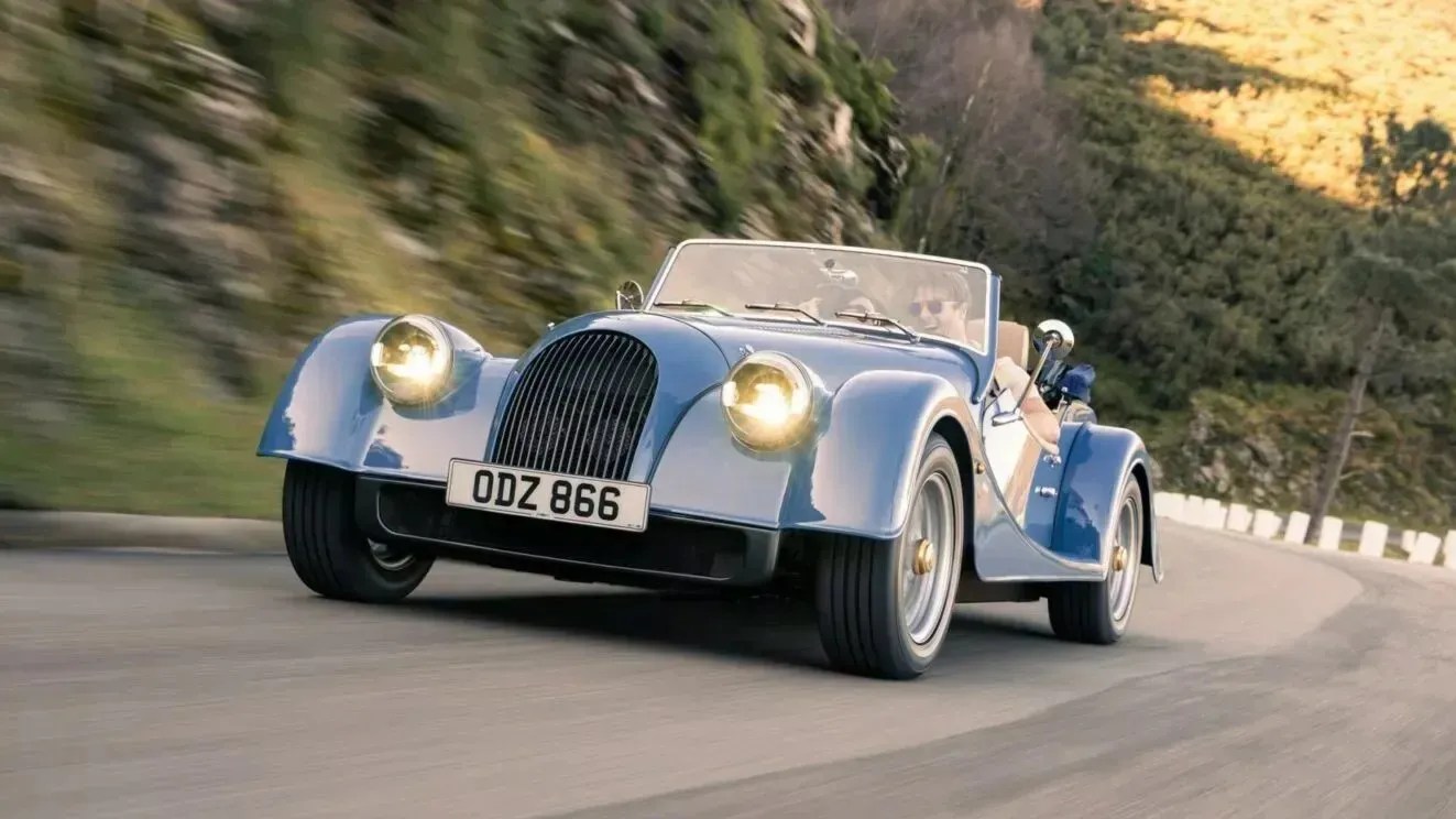 Morgan Plus Four alia visual retrô à potência moderna do motor BMW ...