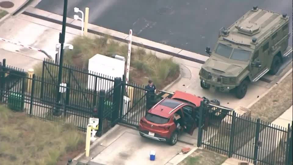 Veículo avança e bate no portão do FBI em Atlanta, nos EUA | CNN Brasil